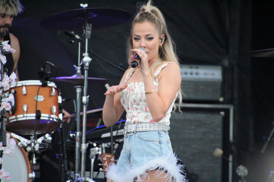 MacKenzie Porter kicks off Bluewater Borderfest 2023 in Sarnia | SWOMP ...